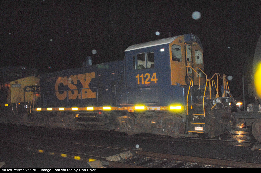CSX SW1001 1124 trails on Q438-23!